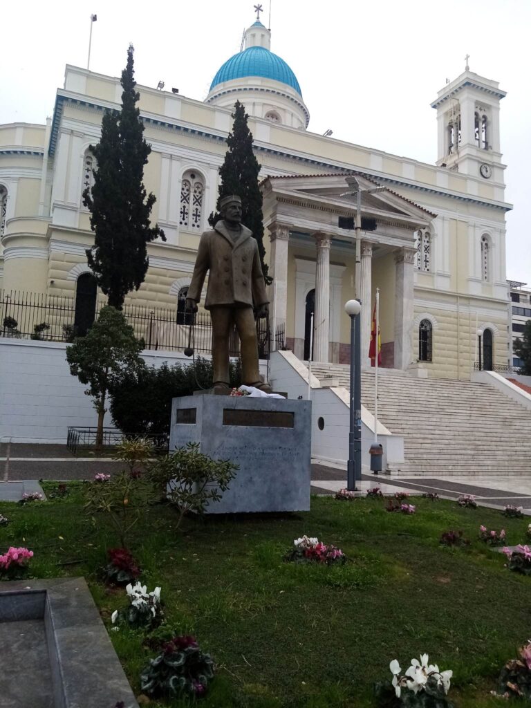 Ο ανδριάντας του αφανούς Ναυτικού στον Άγιο Νικόλαο Πειραιώς